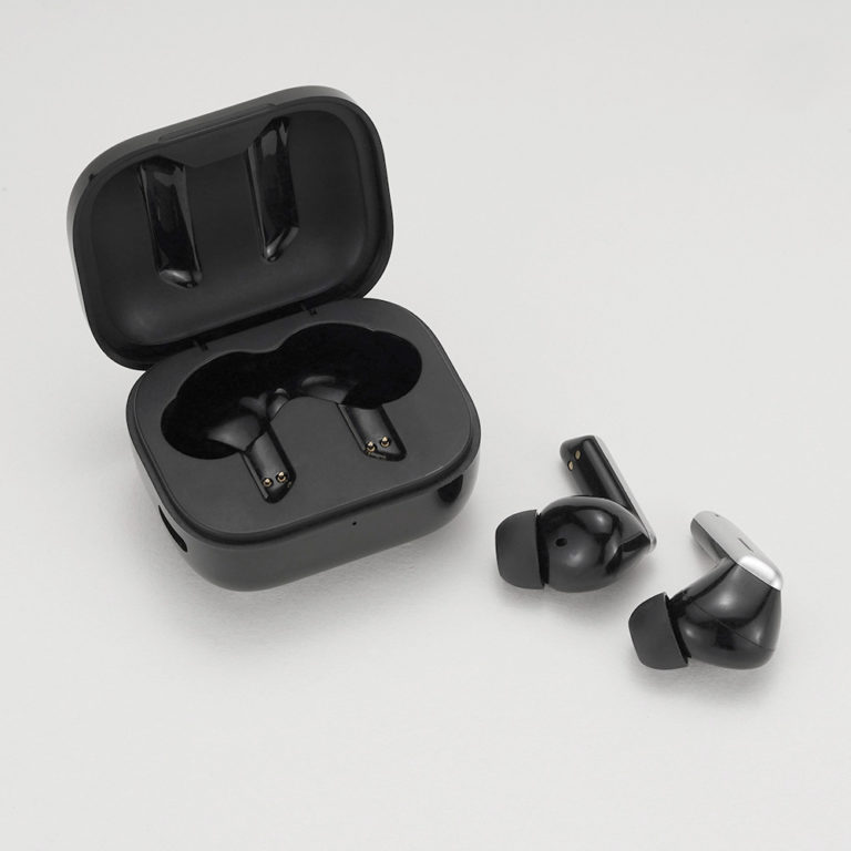 TWS earbuds with metal finish handle - SHINETECH INDUSTRIAL CO., LTD