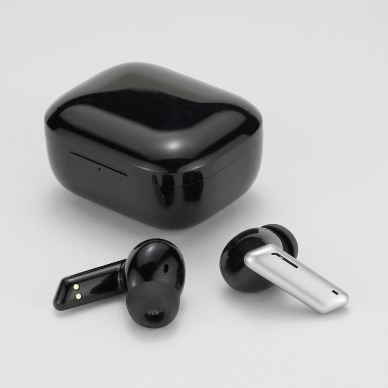 TWS earbuds with metal finish handle - SHINETECH INDUSTRIAL CO., LTD