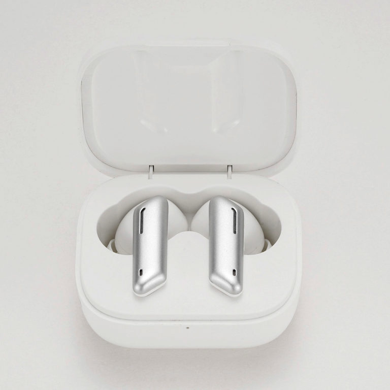 TWS earbuds with metal finish handle - SHINETECH INDUSTRIAL CO., LTD