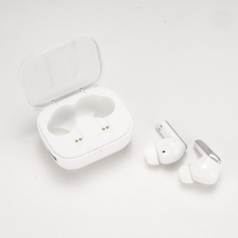 TWS earbuds with metal finish handle - SHINETECH INDUSTRIAL CO., LTD