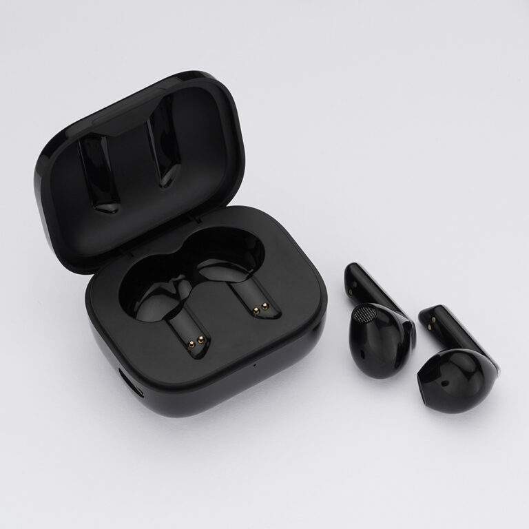 TWS earbuds with metal finish handle - SHINETECH INDUSTRIAL CO., LTD