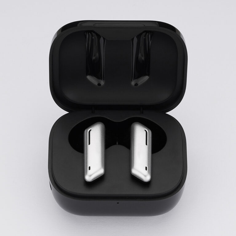 TWS earbuds with metal finish handle - SHINETECH INDUSTRIAL CO., LTD